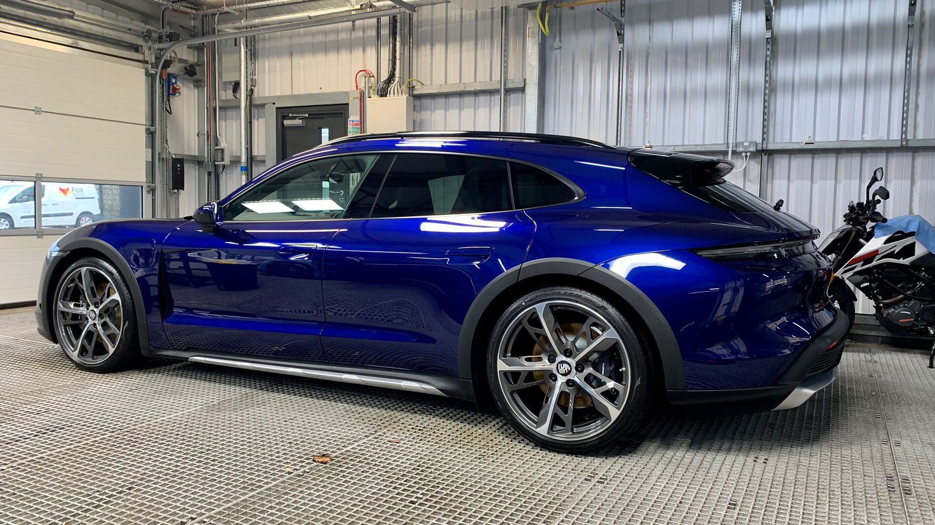 Gentian Blue Taycan Cross Turismo CT4 - incoming | TaycanForum ...