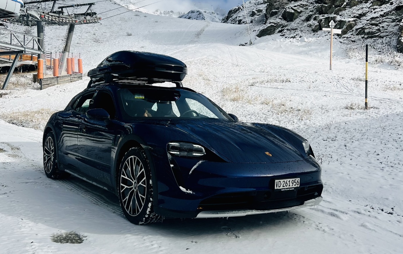 Taycan Cross Turismo in snow with Pirelli winter tires, Gravel Mode and ...